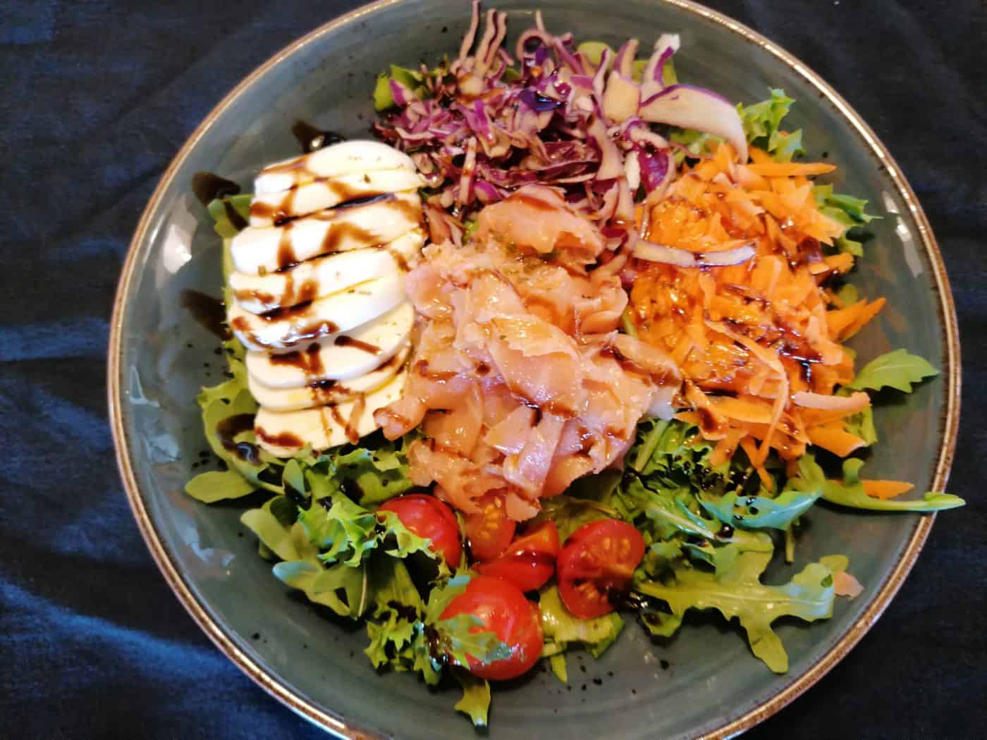 Salada de Salmão c/ Mozzarella | B2 Eventos & Restauração